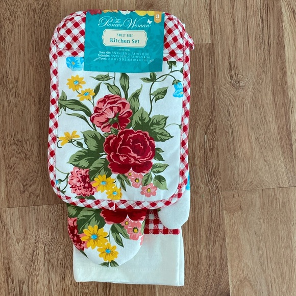 The Pioneer Woman | Kitchen | The Pioneer Woman Sweet Rose Kitchen Set ...